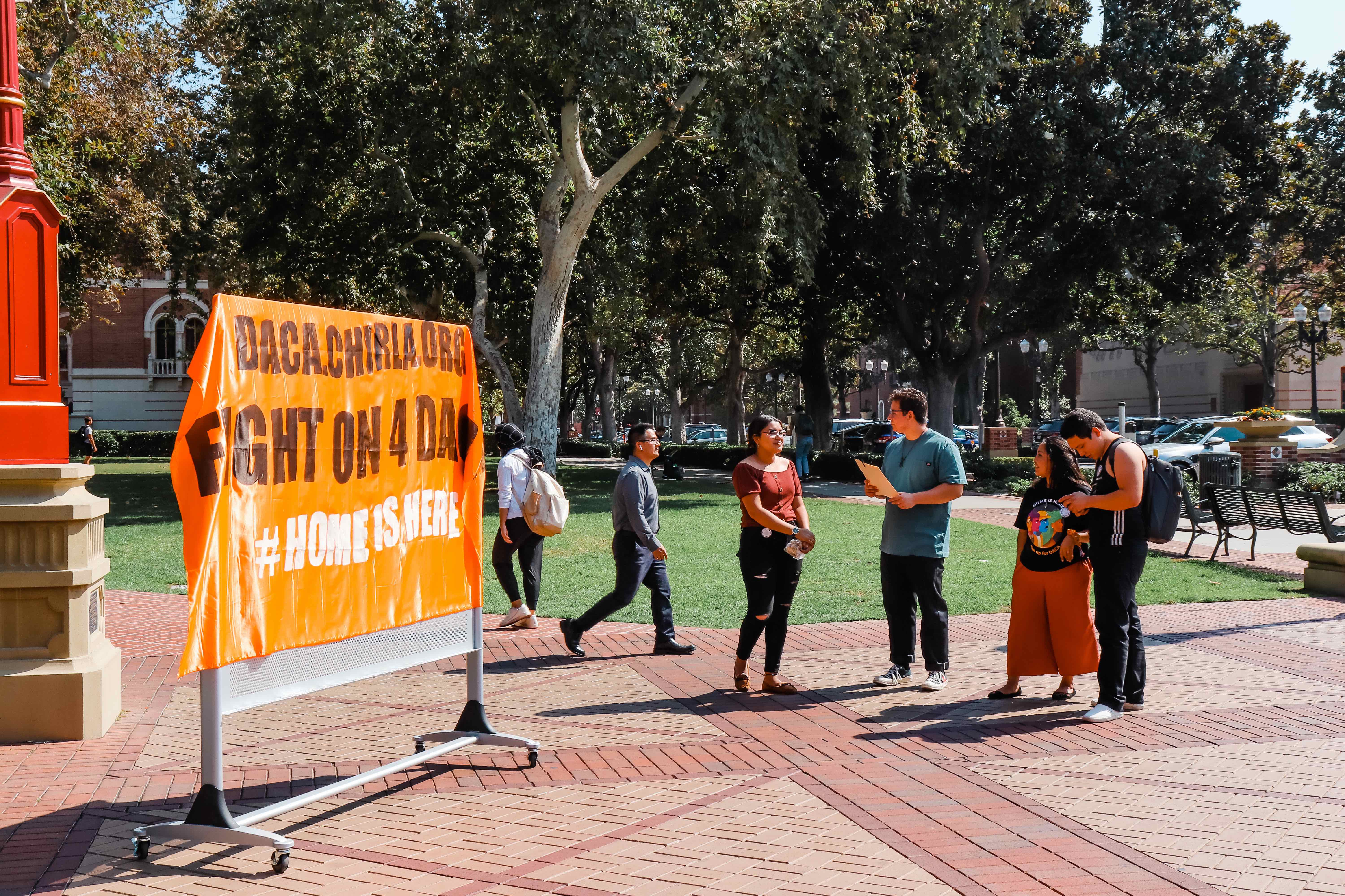 Students unveil banner to stand with DACA recipients - Daily Trojan