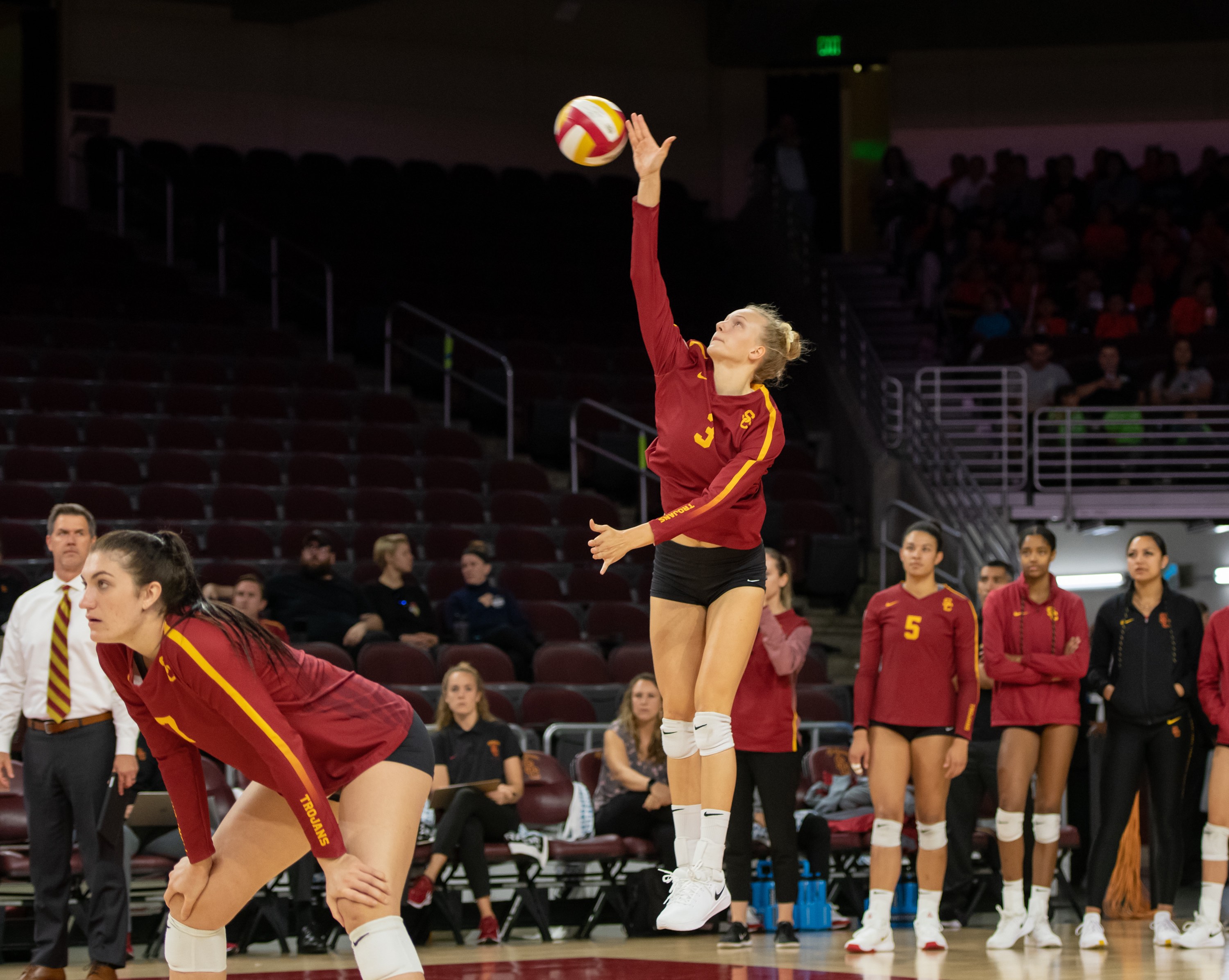 Women’s volleyball overpowers Oregon and Oregon State on the road ...