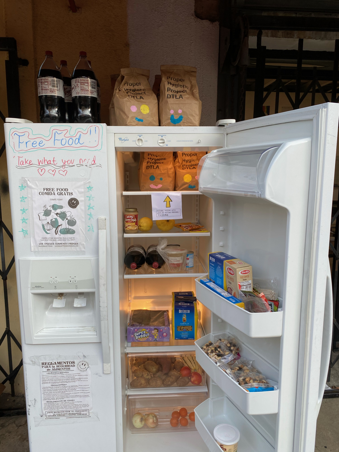 Student-led community fridge provides accessible food - Daily Trojan