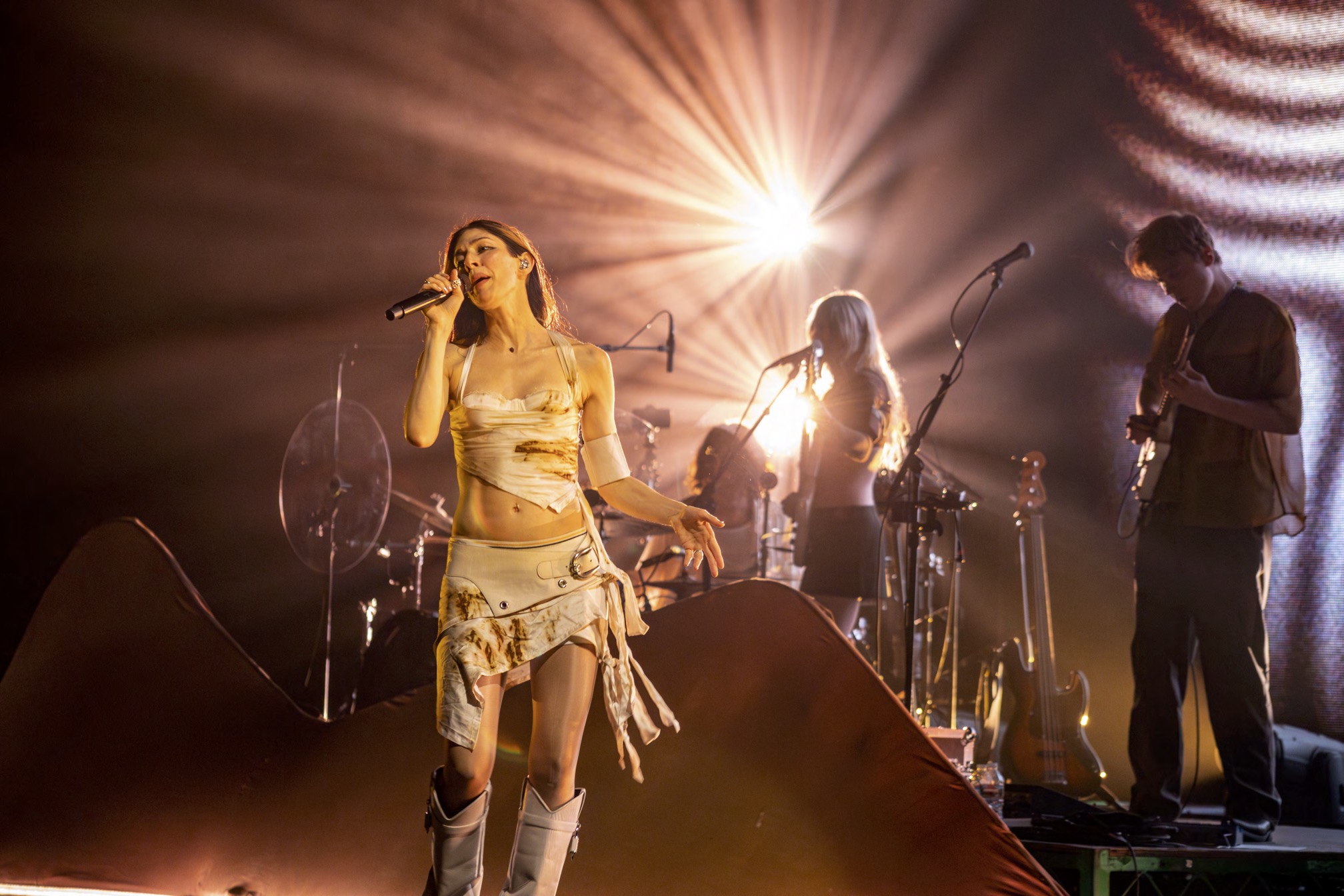 Caroline Polachek raises hell at Shrine Auditorium with 'The Spiraling ...