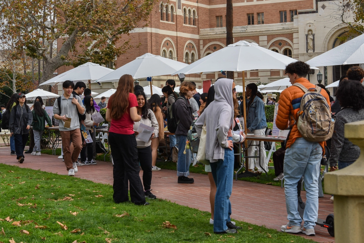 Students advertise, network, mingle and learn about campus clubs at ...