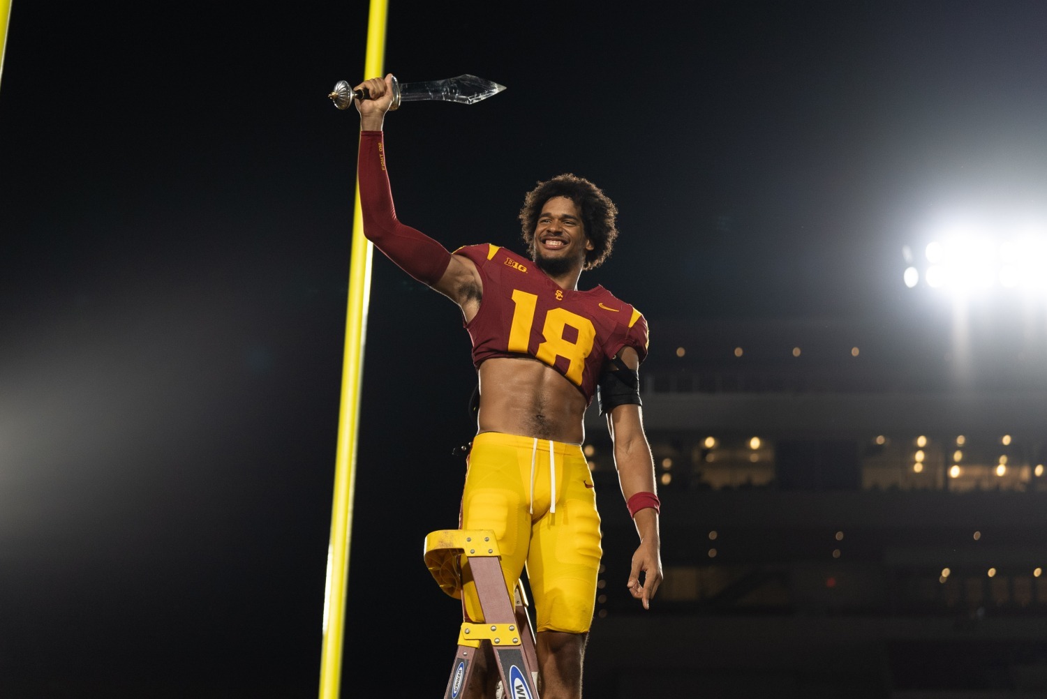 Football plays lights out in dominant victory over Utah State - Daily ...