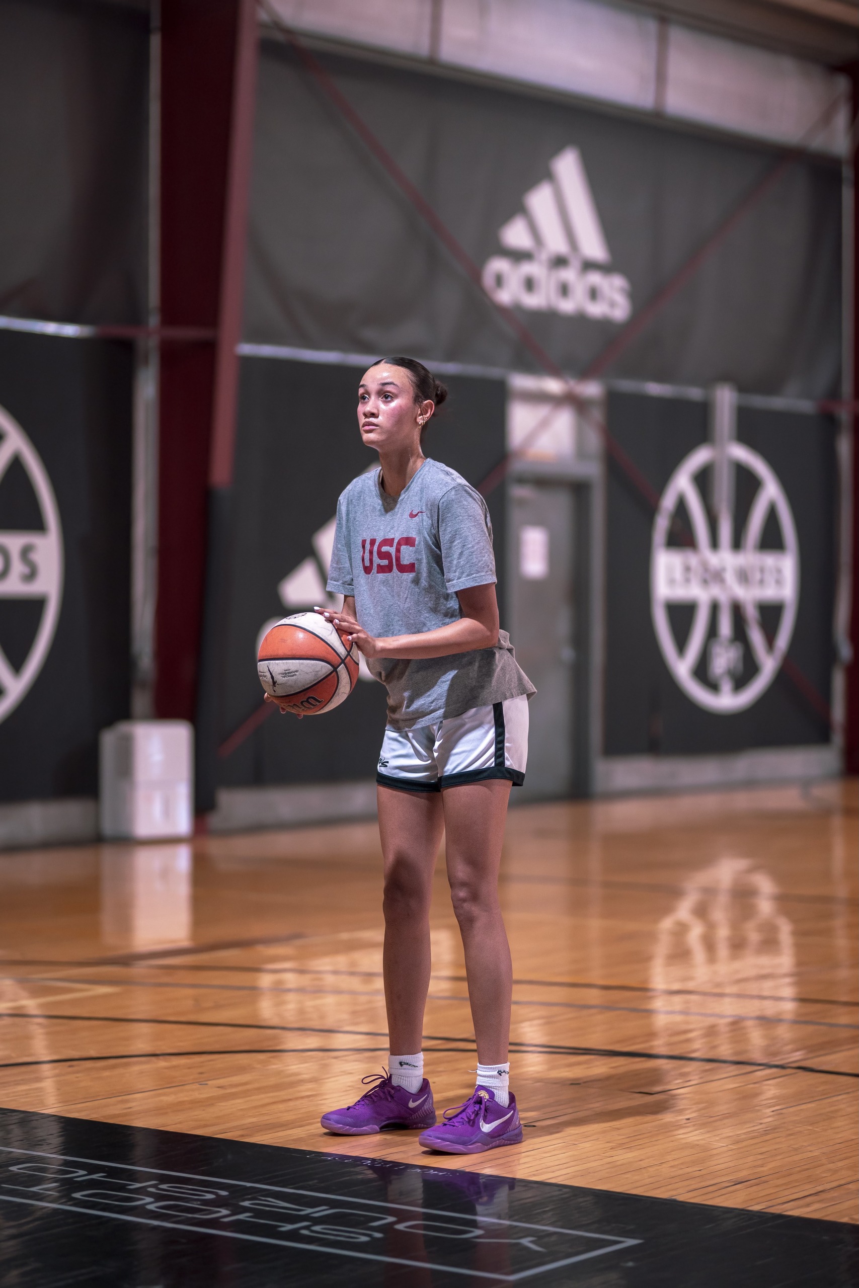 A facilitator of flair, family and full-court effort - Daily Trojan