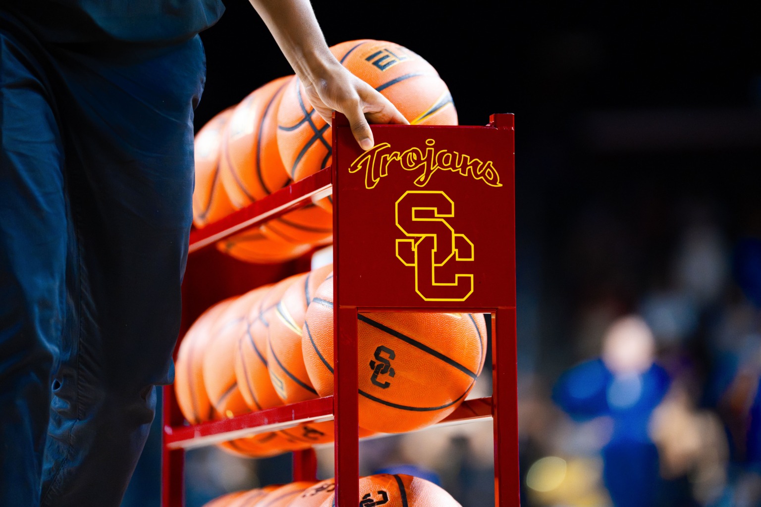 Women’s hoops cook, men’s hoops cope - Daily Trojan